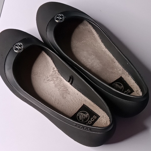 CROCS | Shoes | Crocs Black Minimalist Flats For Everyday Comfort ...